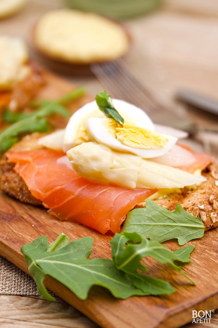 Zalige toast met witte asperges en zalm! - Bonapetit