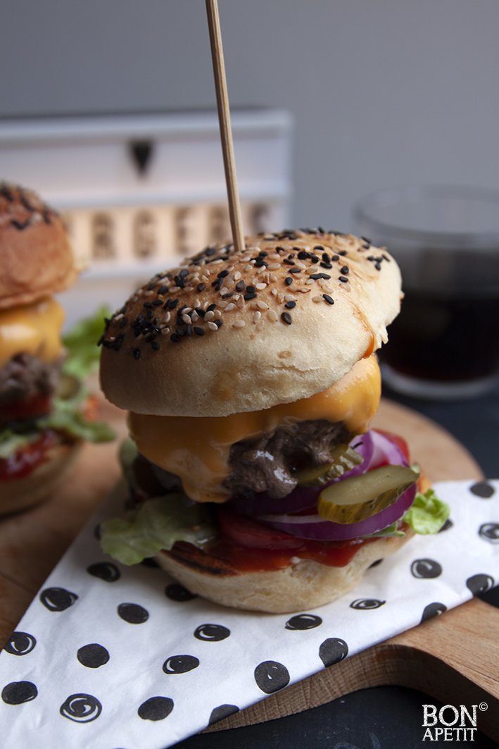 Waanzinnige Cheesy Cheeseburgers - Bonapetit