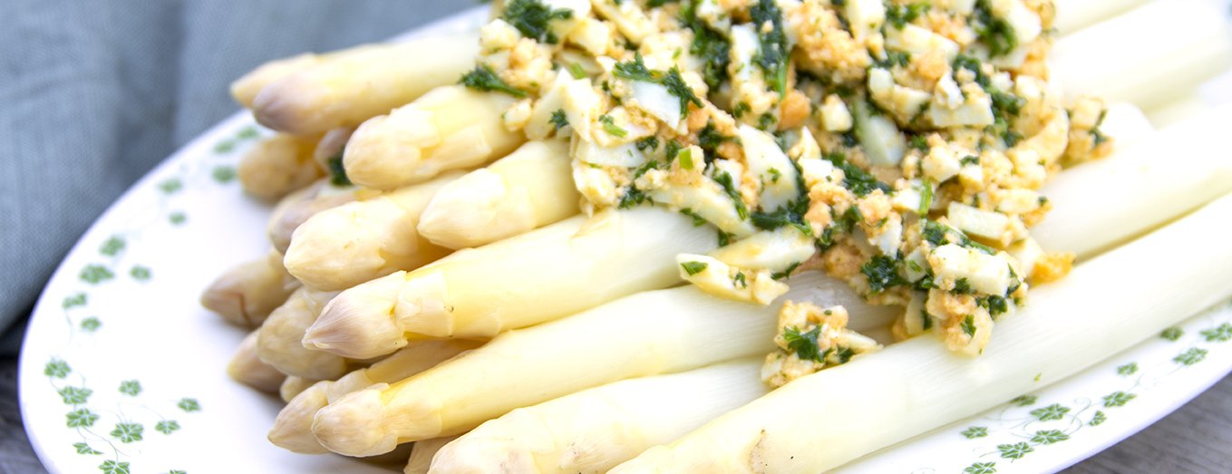 Recept met witte asperges en eiermimosa - Bonapetit