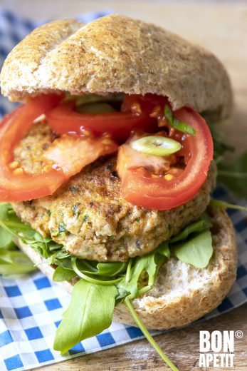 kipburger met pastinaakfrietjes - Bonapetit