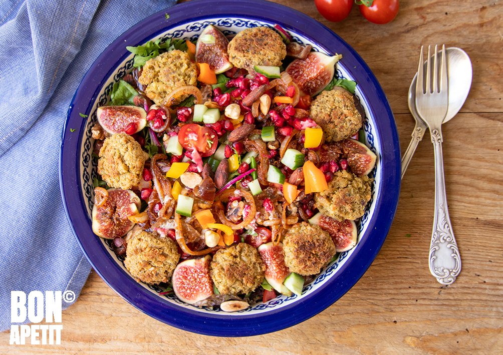 Kleurrijke salade met falafel, vijgen en dadels - Bonapetit
