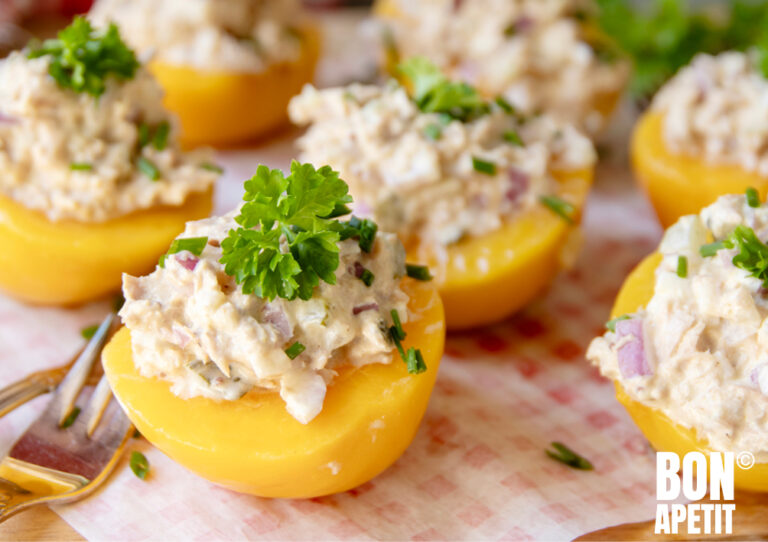 Fris en fruitig: perzik met tonijnsalade - Bonapetit