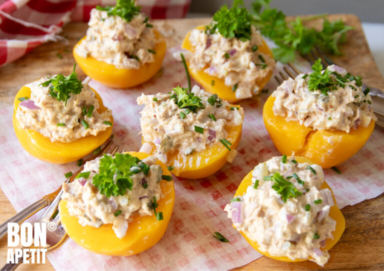 Fris en fruitig: perzik met tonijnsalade - Bonapetit