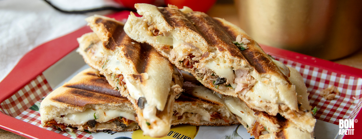 Smaakvolle panini met tonijn, olijven en zongedroogde tomaat - Bonapetit